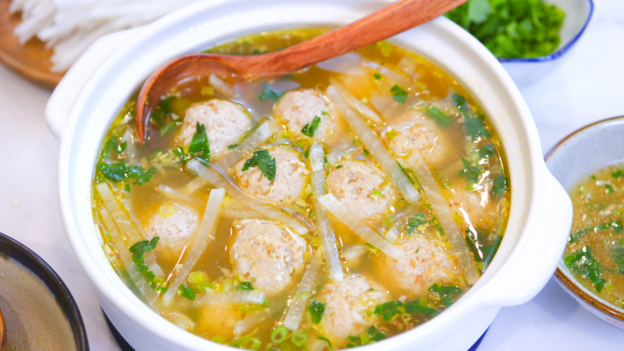 Easy Hearty Chinese Meatball Soup (Perfect Winter Recipe) – Curated ...