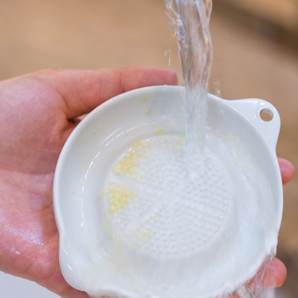 Ceramic Grater - Save your fingers when grating garlic, ginger and more ...